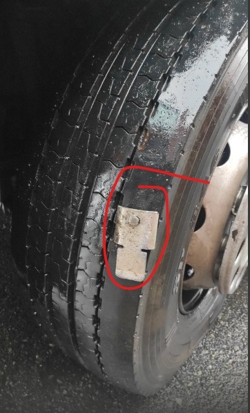 Reifenwechsel an der rechten Lenkachse eines LKWs auf der A29 in ...