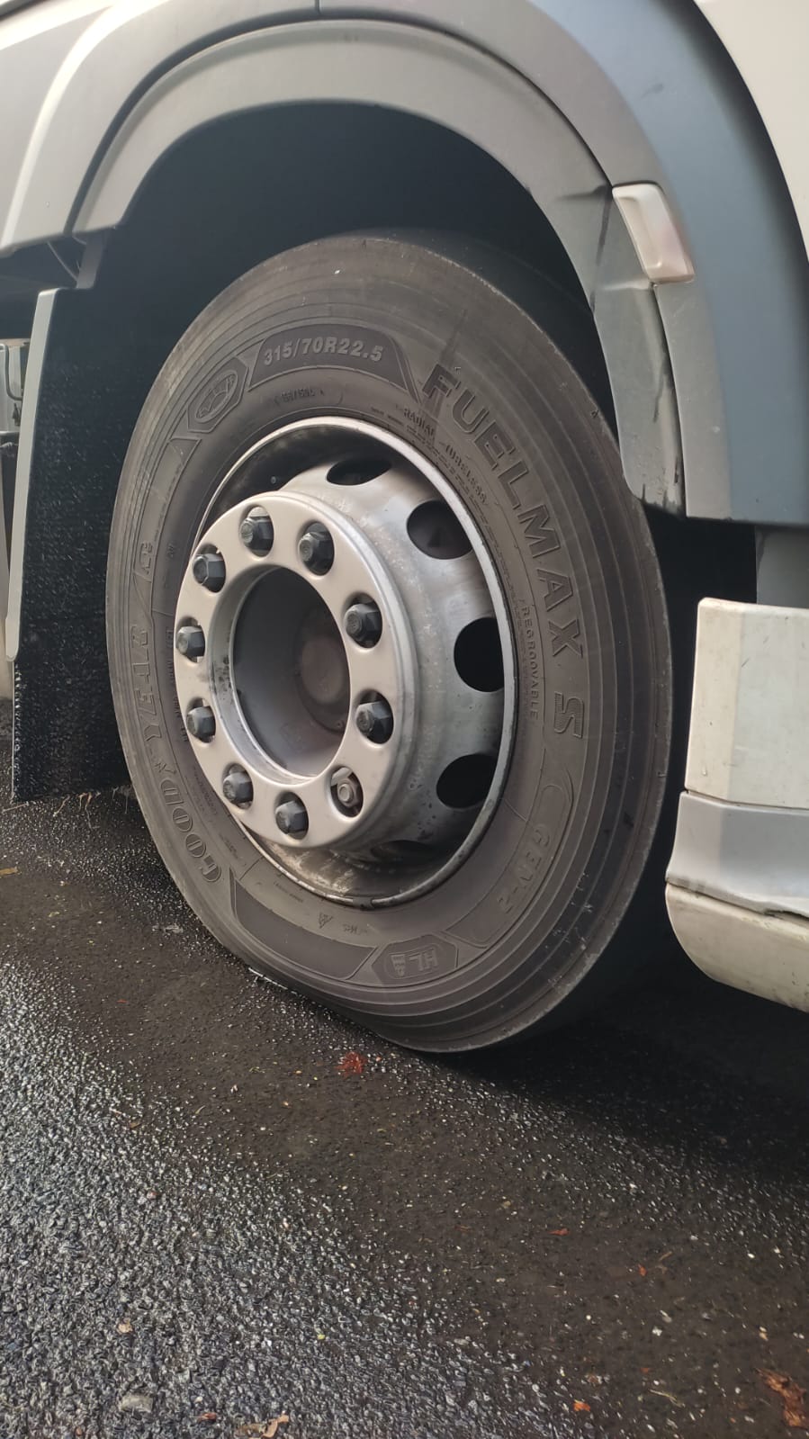 Truck tyre service in Cologne - breakdown service - MT onroad